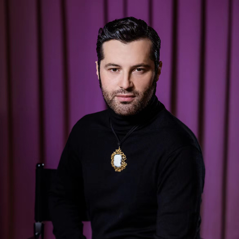 ROGER VIVIER 创意总监Gherardo Felloni 荣获《国际鞋履Footwear News》2023年度设计师大奖