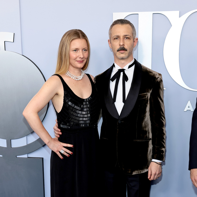 演员Jeremy Strong与Emma Wall身着定制款Loro Piana造型出席托尼奖